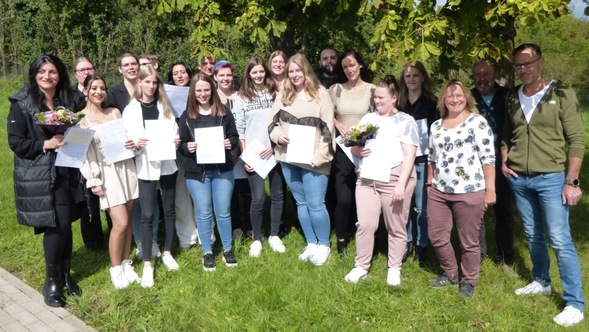 Start in ein vielfältiges Berufsleben: Pflegefachfrauen und -männer ...