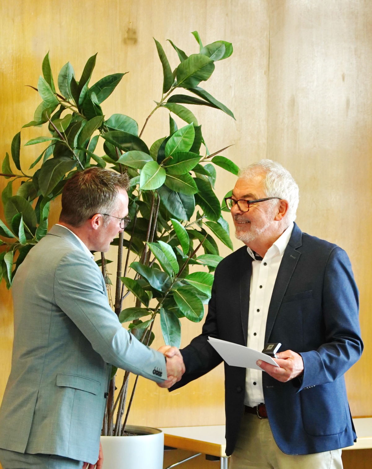 Landrat Carsten Braun verleiht Landesehrenbrief an 18 Kommunalpolitiker in Haiger - Lahn-Dill-Kreis